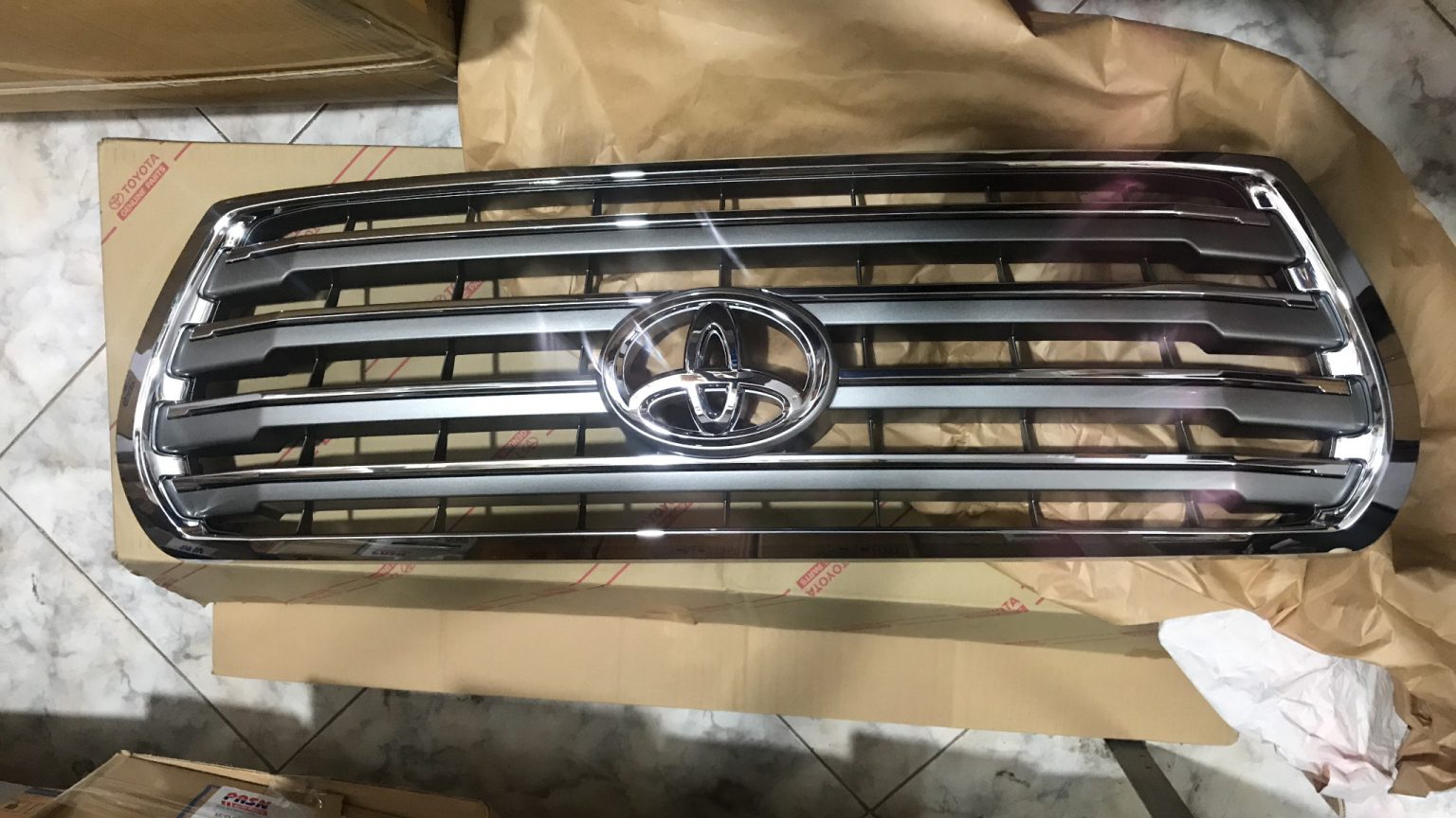 Mặt ca lăng Toyota Land Cruiser 2012 - 2015 - Phụ Tùng 169