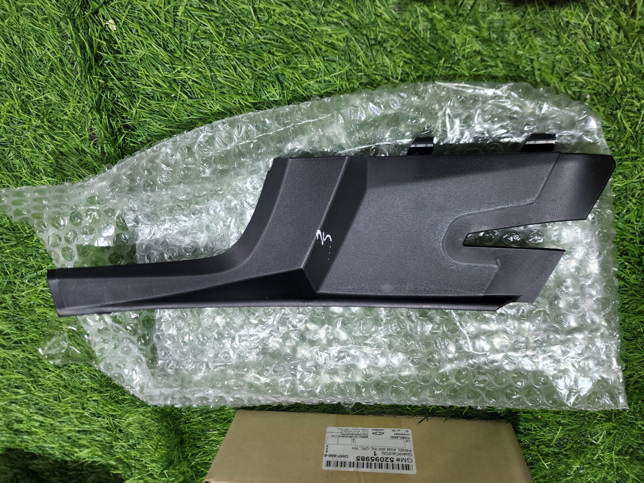 Ốp góc kính chắn gió Colorado 2013-2018 52095985 - Phụ Tùng 169